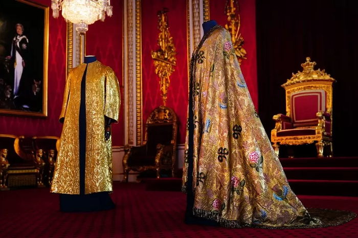 Intip Detail Pakaian Kebesaran Raja Charles III di Hari Penobatannya ...