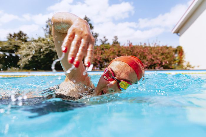 5 Tips Agar Kamu Tidak Tenggelam saat Berenang, Kenali Kemampuan - Parapuan 5 Tips Agar Kamu Tidak Tenggelam saat Berenang, Kenali Kemampuan - Parapuan