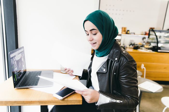 3 Inspirasi Outfit Serba Bahan Kulit bagi Perempuan Berhijab - Parapuan