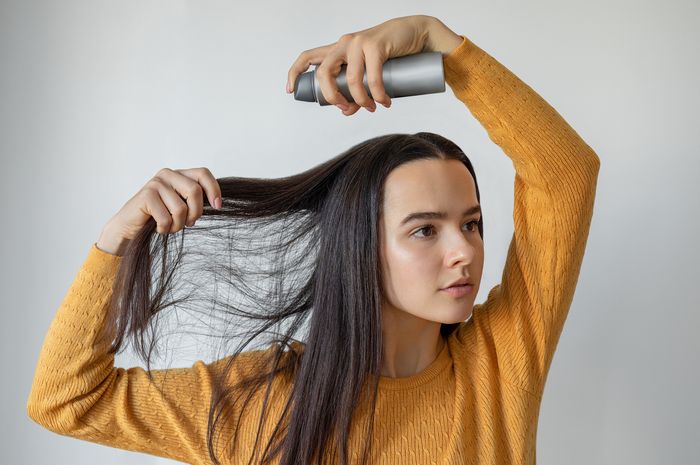 3 Tips Memakai Dry Shampoo, Rambut Bebas Minyak dan Anti Lepek - Parapuan