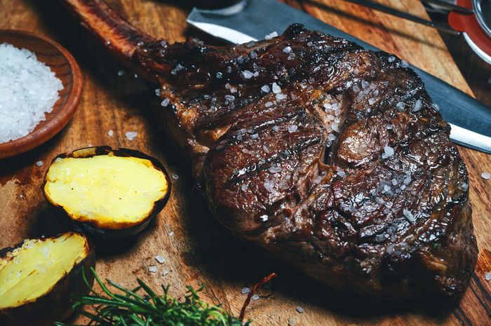 3 Tips Memasak Steak Tomahawk, Pakai Oven dan Istirahatkan Daging ...