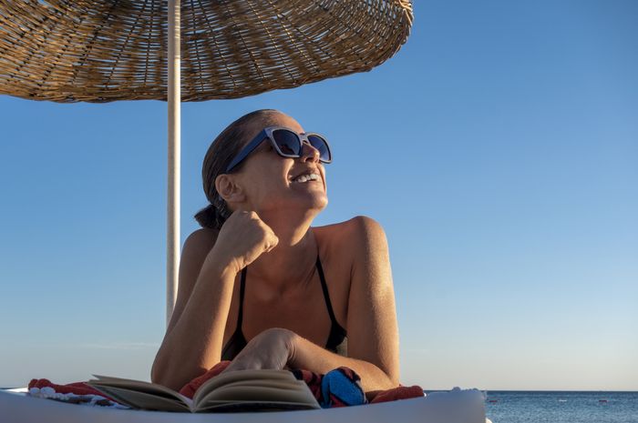 Viral di TikTok, Ini 5 Tips yang Harus Dilakukan Sebelum Tanning - Parapuan Viral di TikTok, Ini 5 Tips yang Harus Dilakukan Sebelum Tanning - Parapuan