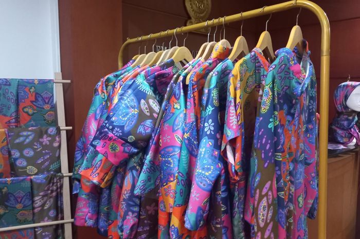 Desainer Mira Hoeng Rilis Koleksi Terinspirasi dari Bunga Nasional Sri ...