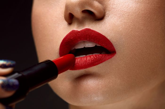 3 Manfaat Memakai Lipstik Merah, Tak Hanya untuk Mewarnai Bibir - Parapuan