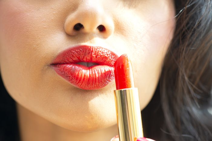 5 Rekomendasi Lipstik Merah Viral di TikTok, Harganya di Bawah Rp50 ...