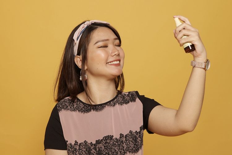 Jadi Salah Satu Produk Makeup Andalan, Apa Itu Setting Spray?