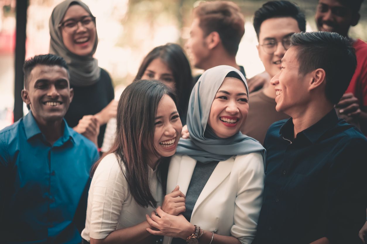 Tak Sekadar Ekstrovert, Ini Ciri Lain dari Seorang Social Butterfly ...