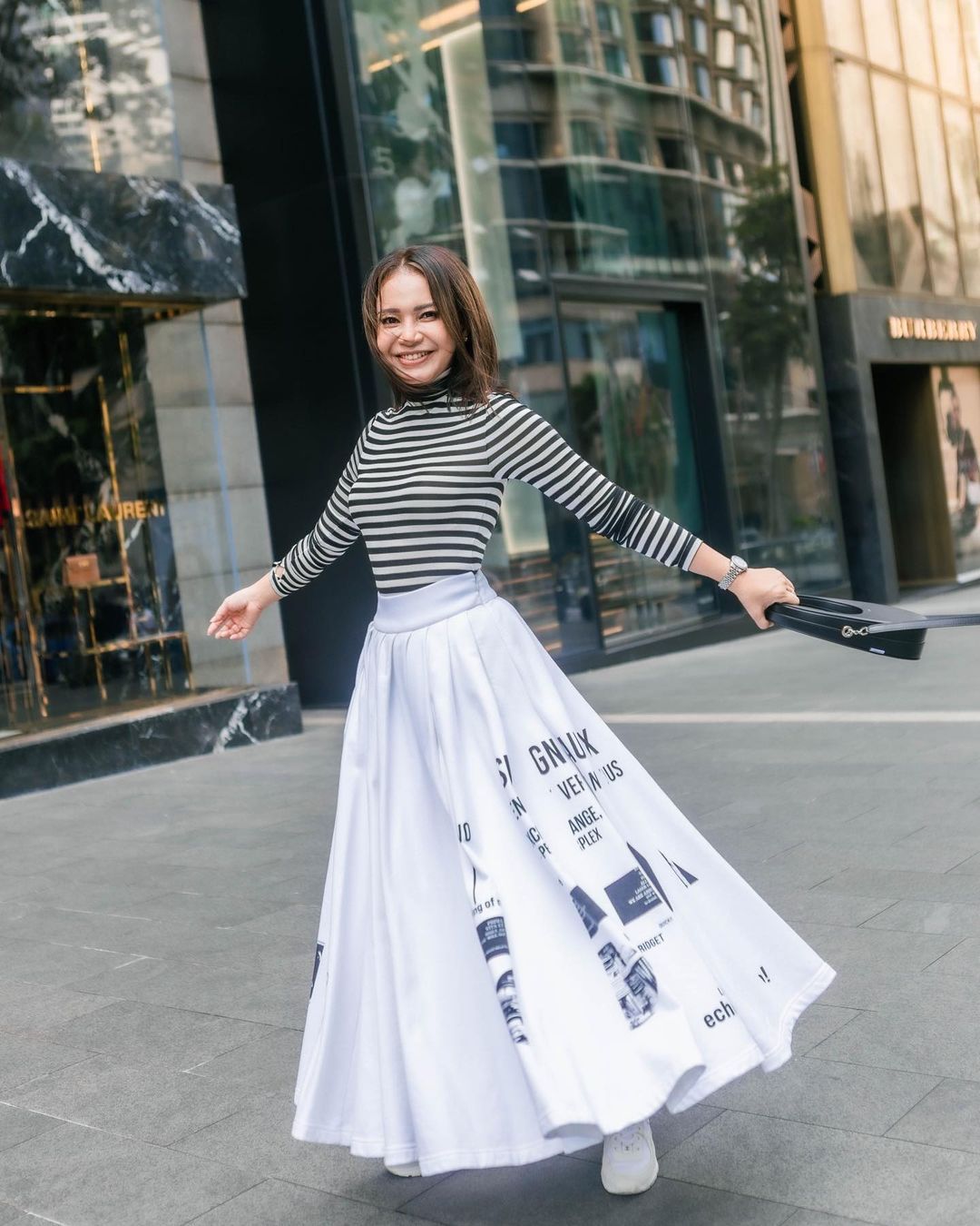 Intip 5 Gaya Rossa dengan Berbagai Outfit, Tetap Modis di Usia 40an