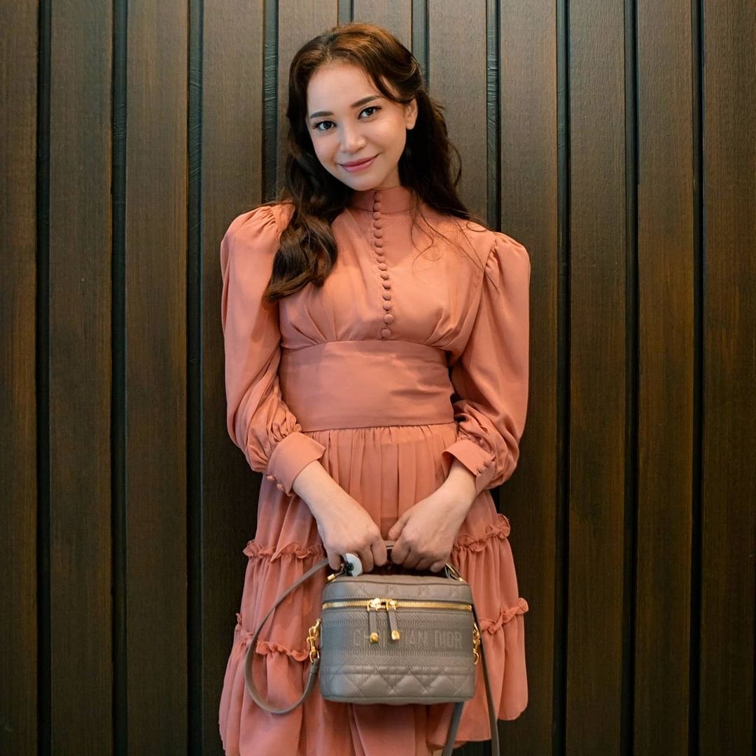 Intip 5 Gaya Rossa dengan Berbagai Outfit, Tetap Modis di Usia 40an