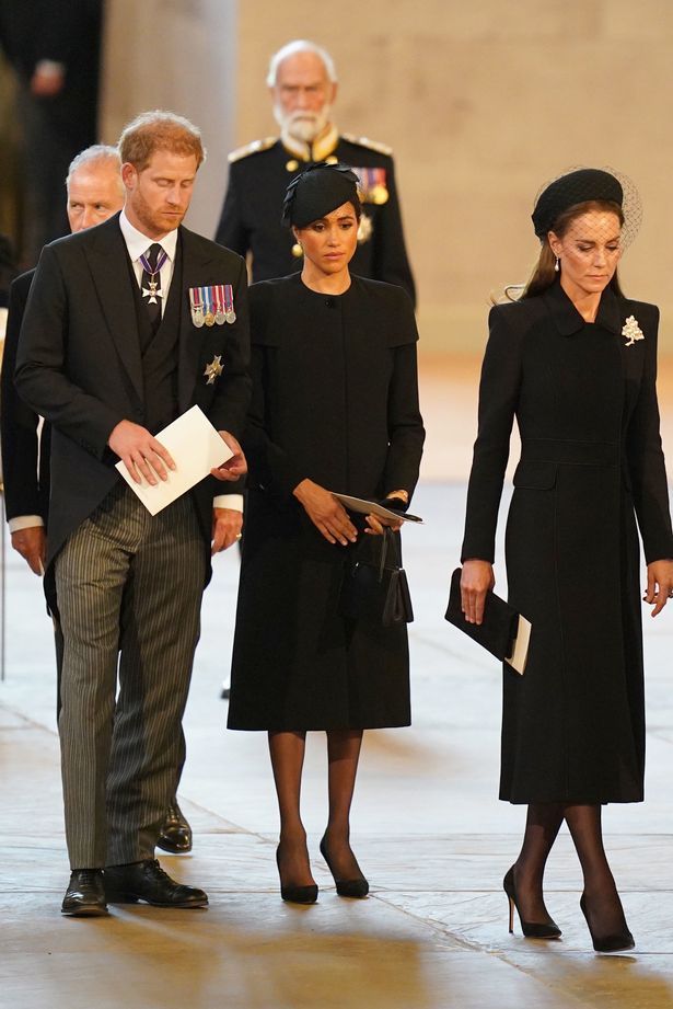 Ternyata Ini Arti Simbol Misterius di High Heels Meghan Markle