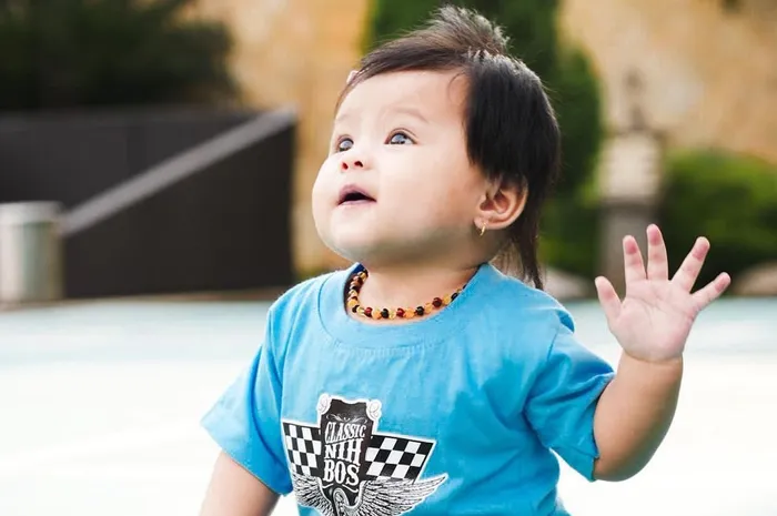 Amber Teething Necklace Viral di TikTok, Ini RIsikonya bagi Anak - Parapuan