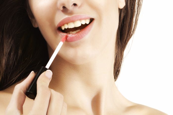 5 Rekomendasi Lip Serum untuk Bibir Gelap di Bawah Rp60 Ribu, Bibir Cerah Alami - Parapuan