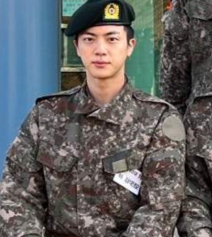 Army Bangga Foto Terbaru Ungkap Jin Bts Jadi Komandan Unit Wajib Militer Semua Halaman Parapuan