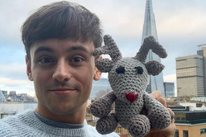 Hobi Merajut ala Tom Daley Ternyata Bermanfaat bagi Kesehatan Mental ...