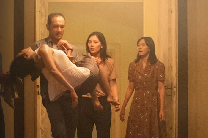 Sinopsis Film Ratu Ilmu Hitam, Keluarga Hannah Al Rashid Diteror Hantu ...