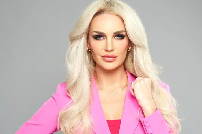 Viral di TikTok, Kisah Pengacara Pakai Outfit Serba Pink seperti Film ...