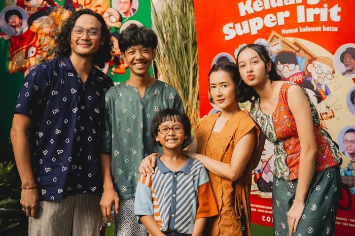 Sinopsis Buku Keluarga Super Irit yang Dibikin Film, Dibintangi Keluarga Dwi Sasono - Parapuan