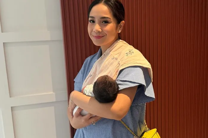 Viral di TikTok Nagita Slavina Gendong Bayi Perempuan, Raffi Ahmad Buka ...