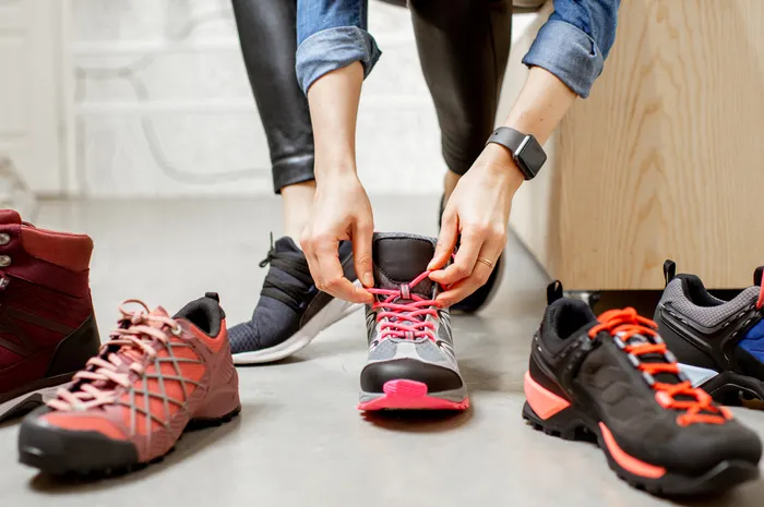 4 Tips Memilih Sepatu Gunung untuk Pemula, Cek Bagian Sol Sepatu - Parapuan