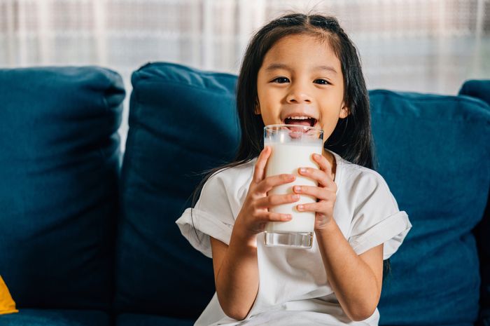 3 Tips Memilih Susu Segar untuk Anak agar Nutrisinya Tercukupi - Parapuan
