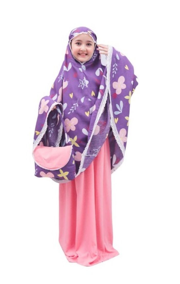 Mulai Ajarkan Si Kecil Salat, Ini 5 Rekomendasi Mukena Anak - Semua ...