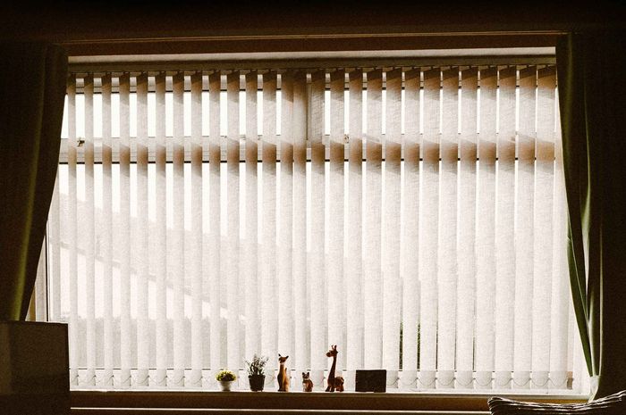 5 Jenis Tirai Ini Buat Rumah Terasa Lebih Sejuk saat Cuaca Panas - Parapuan