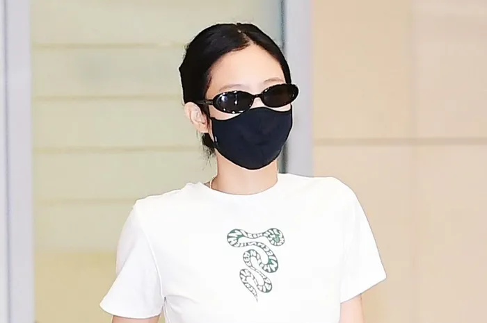 Kembali ke Korea, Intip Airport Fashion Jennie BLACKPINK Usai Tampil di ...