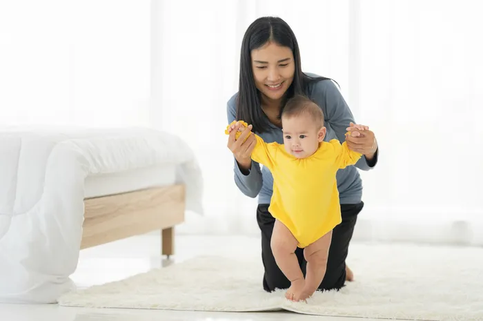 Kapan Bayi Bisa Berdiri Sendiri? Berikut Tanda Kesiapan dan Tahapannya ...