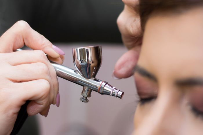 Mengenal Teknik Rias Airbrush yang Bisa Bikin Wajah Segar Seharian ...