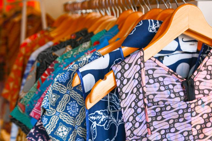 3 Tips Mix and Match Batik supaya Tampilan Tak Terkesan Kuno - Parapuan