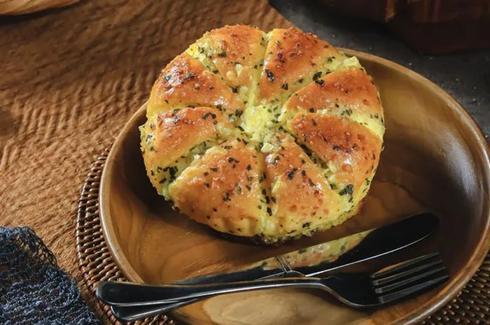Membuat Garlic Cheese Bread Tanpa Oven, Ini Cara dan Bahannya - Parapuan