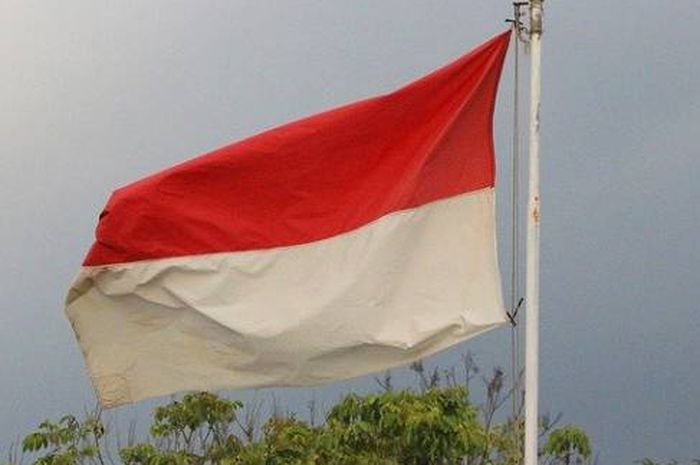 Jelang 17 Agustus 7 Langkah Pasang Bendera Depan Rumah Sesuai Aturan