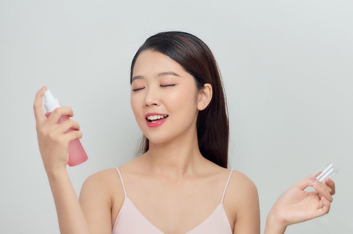 Agar Makeup Lebih Tahan Lama, Ketahui Cara Tepat Pakai Setting Spray ...