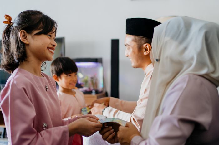 Momen Lebaran, Begini Cara Mengajarkan Anak Pentingnya Memaafkan - Parapuan