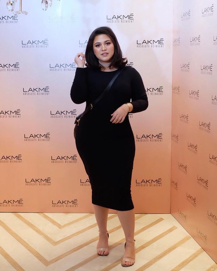 Intip 5 Inspirasi Gaya Fashion untuk Tubuh Curvy ala Sarah Ayu - Parapuan