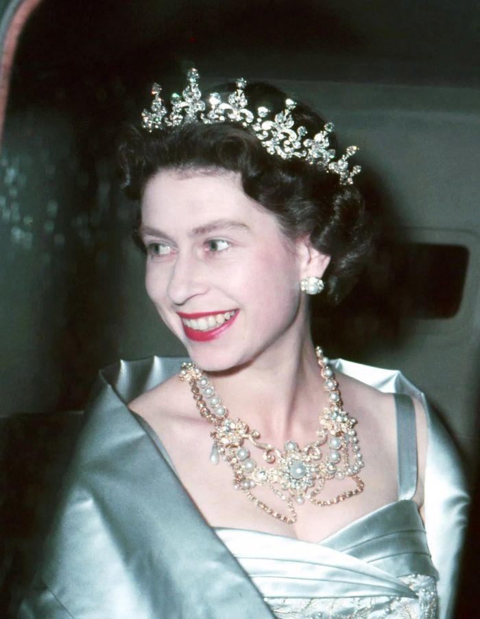 Intip Koleksi Perhiasan Ratu Elizabeth II, Ada Tiara hingga Brooch Batu ...