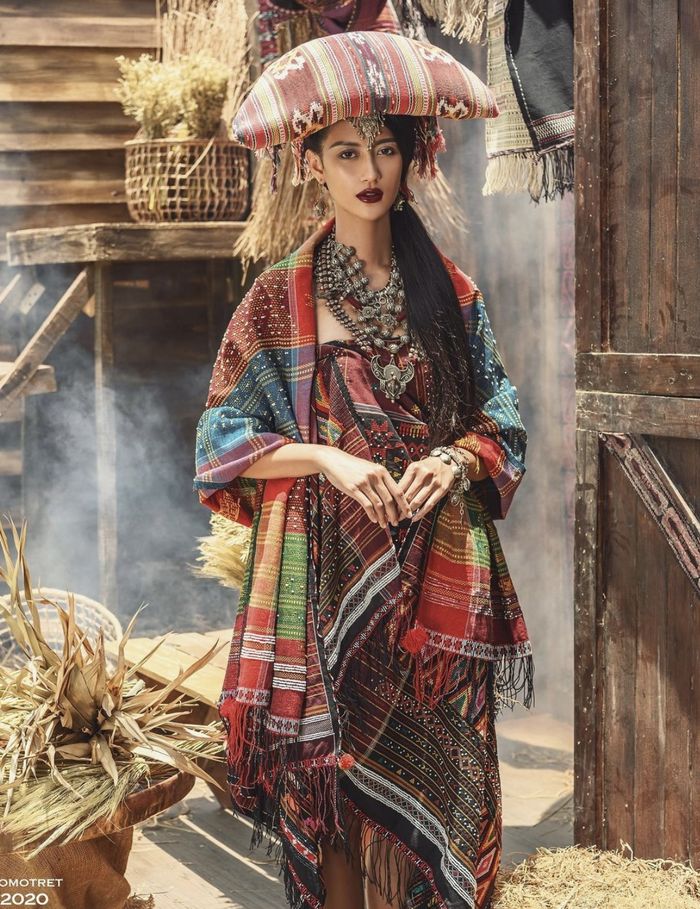 Intip 5 Gaya Artis Tampil Memesona dalam Balutan Kain Ulos Khas Suku ...
