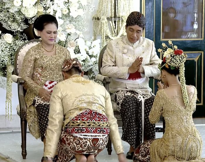 Upacara Panggih di Pernikahan Kaesang dan Erina, Jalani Sungkeman - Semua Halaman - Parapuan