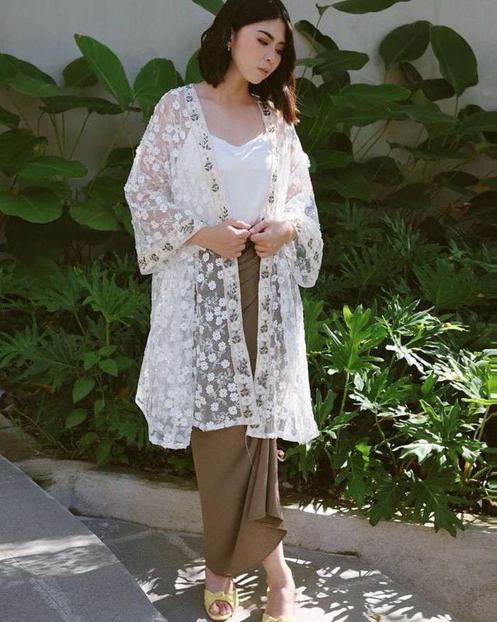 5 Inspirasi Outer Putih untuk Baju Lebaran 2023, Ada Berbagai Motif ...