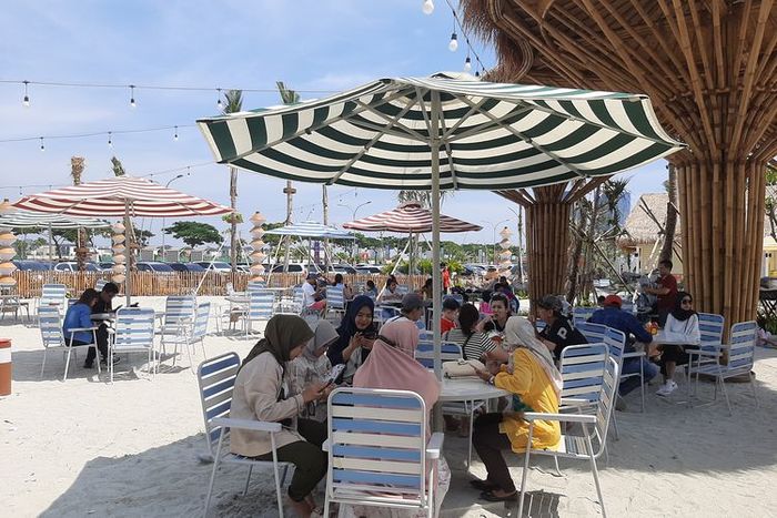 4 Aktivitas Seru di Aloha Pasir Putih, Hidden Gem Baru di PIK 2 - Parapuan