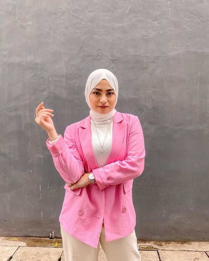 Mau Nonton Film Barbie? Ini 3 Inspirasi Outfit Berhijab Serba Pink ...