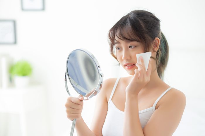 Agar Tak Tinggalkan Residu, Ini 5 Tips Menghapus Make Up yang Benar - Parapuan