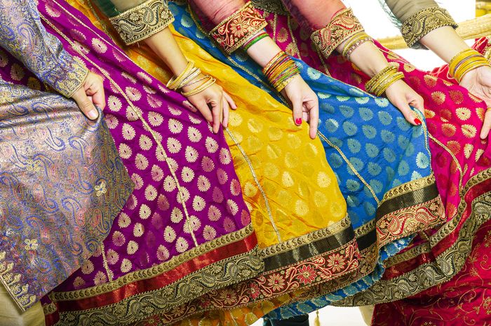 Penuh Warna, Ini Jenis-Jenis Sari Pakaian Tradisional dari India - Parapuan
