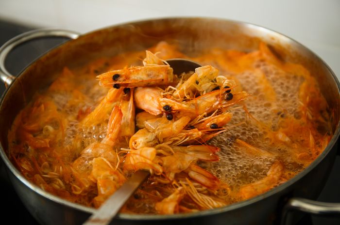 5 Tips Memasak Mudah Kaldu Udang dari Sisa Kepala dan Kulit, Coba Yuk ...