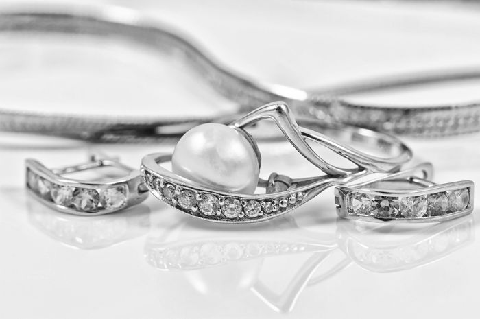 7 Inspirasi Desain Perhiasan Silver, Ada Kalung hingga Gelang - Parapuan