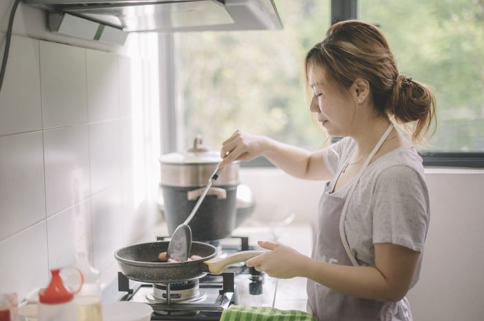 5 Tips Memasak Cepat saat Sahur, Tak Perlu Takut Kesiangan - Parapuan