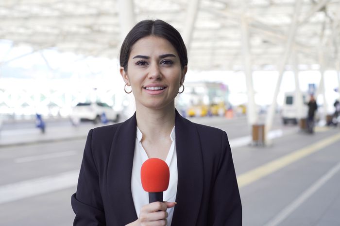 Mengenal 4 Jenis Profesi Wartawan dan Setiap Tanggung Jawabnya - Parapuan