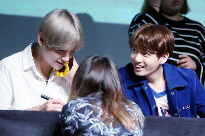 Mengenal Istilah Fan Service yang Viral, Interaksi Intim Antar Idola ...