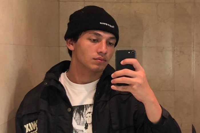 Potret Penampilan Jefri Nichol di Gala Premier Sri Asih, Usung ...