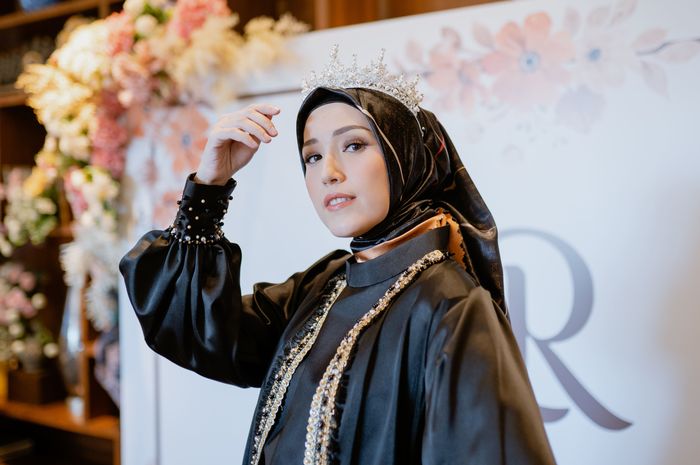 Inovasi Baru, Brand Fashion Lokal Rilis Koleksi Hijab Satin Anti Gerah - Parapuan
